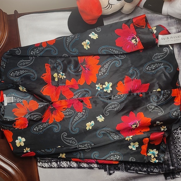 ivy _& Annabelle | Intimates & Sleepwear | Black Red Sleep Top | Poshmark